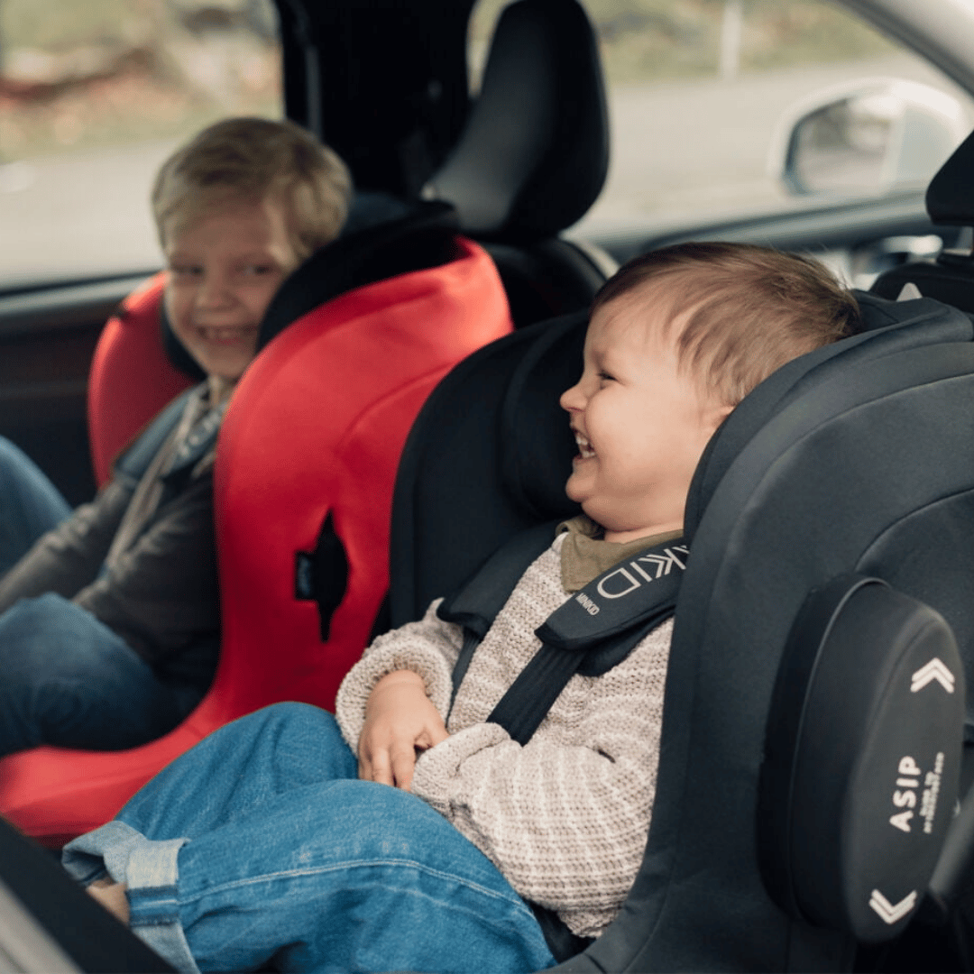 Difference Between the Axkid Minikid and Move 25kg Car Seats – In Car ...
